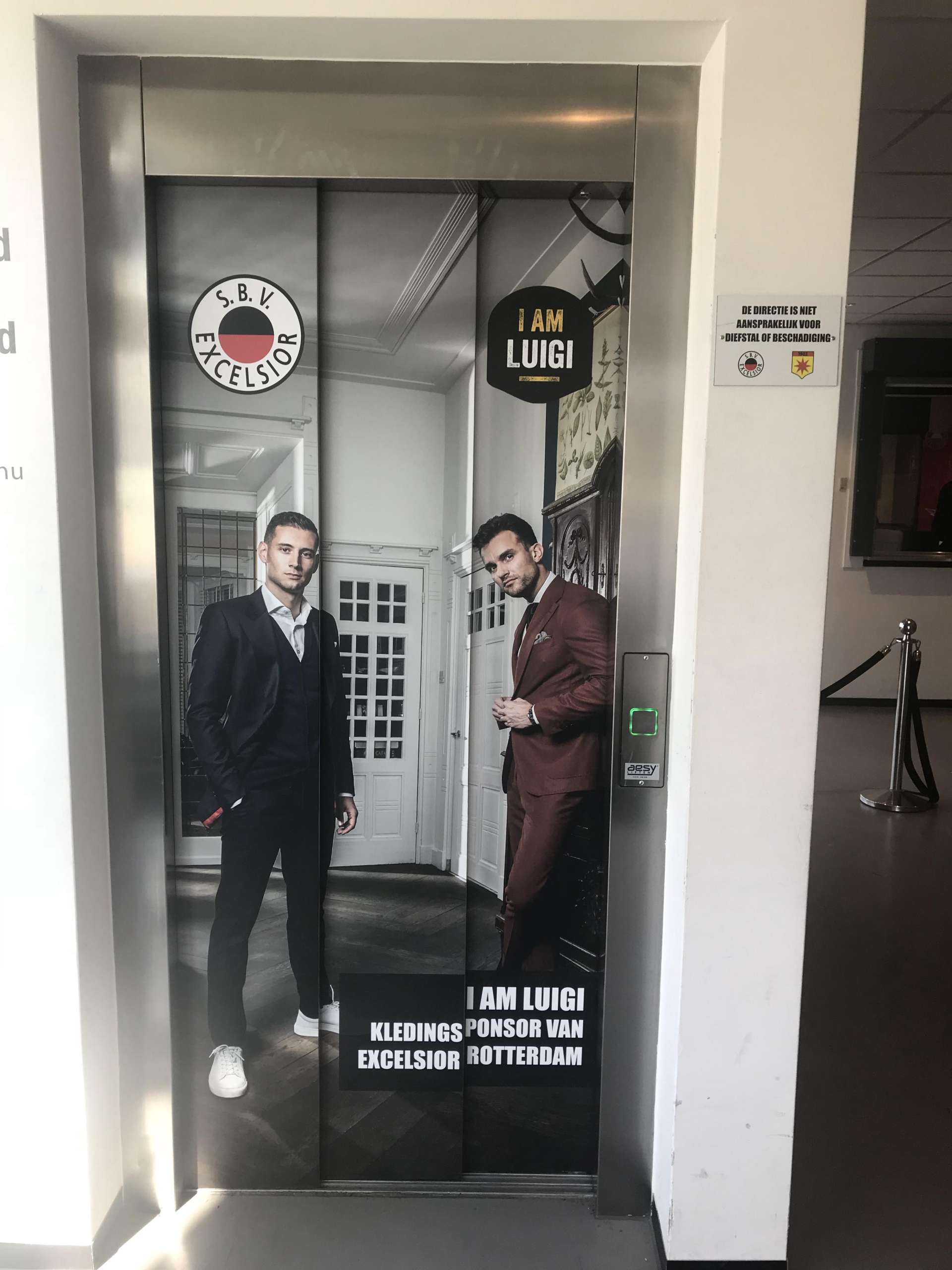 Bart Jan Smittenaar op lift in Excelsior-stadion - Friends In Business