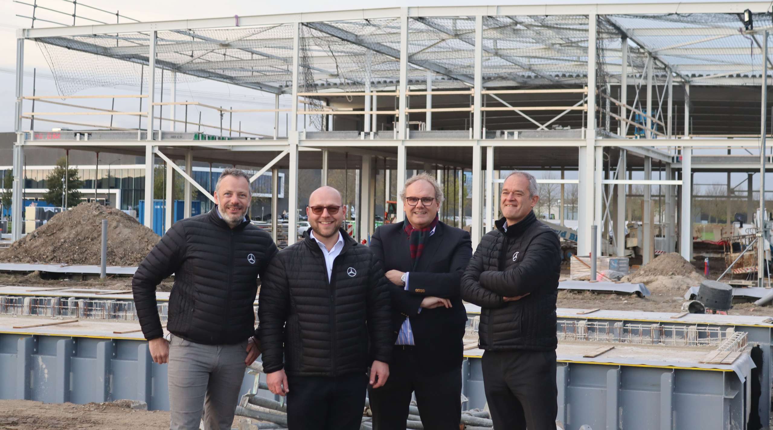 Van Mossel Mercedes-Benz Vans & Trucks viert hoogtepunt nieuwbouw ...